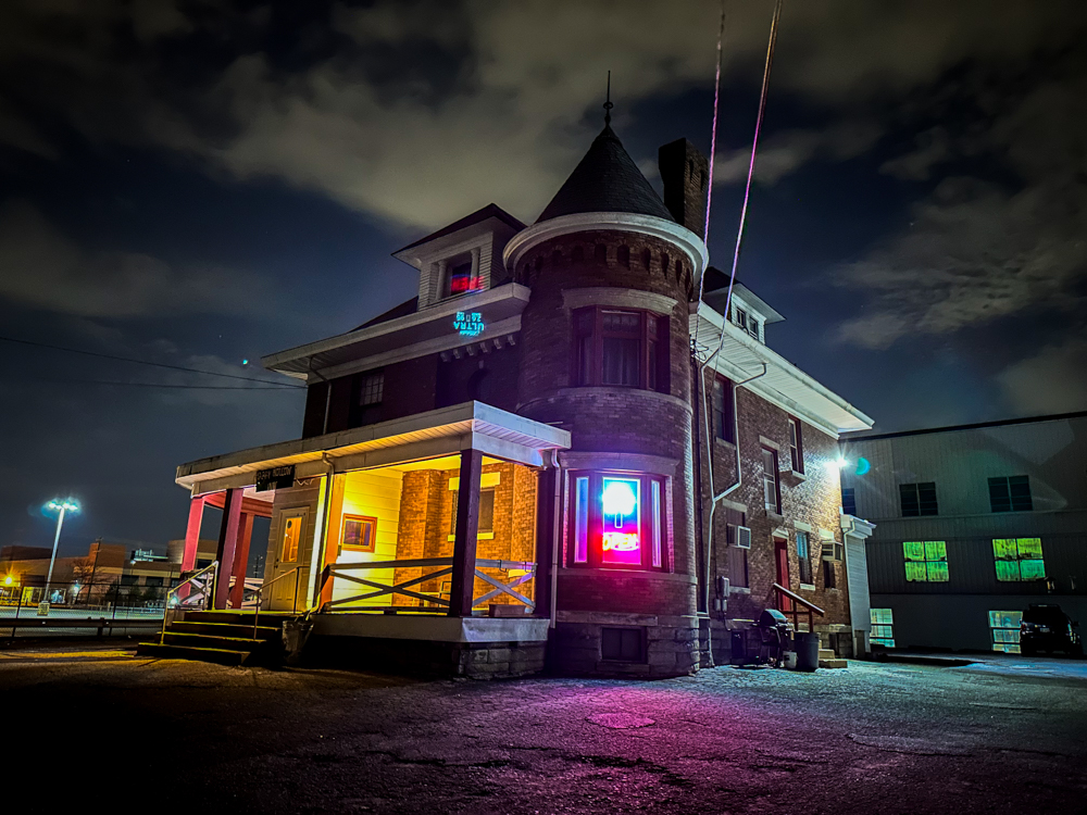 The Happy Hollow Inn: Keeping Dive Culture Alive - The Gnarly Gnome